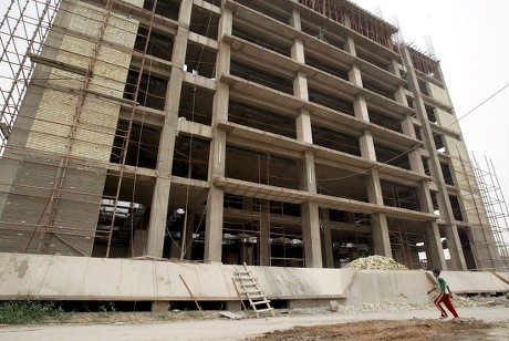 Iraqi Construction Workers Build New Building Editorial Stock Photo ...