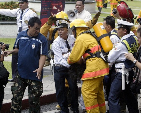 Filipino Rescuers Carry Unconscious Victim Shopping Editorial Stock ...