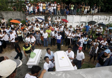 Filipino Relatives Insert Casket Their Loveone Editorial Stock Photo ...