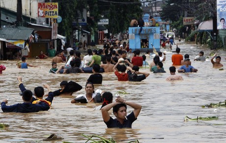 Filipino Resident Evacuates Flooded Shanties Paranaque Editorial Stock ...
