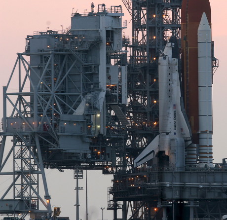 Space Shuttle Discovery Sits On Pad Editorial Stock Photo - Stock Image ...