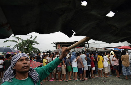 Filipino Flood Victims Queue Relief Goods Editorial Stock Photo - Stock ...