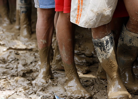 Filipinos Soiled Mud Wait Line Relief Editorial Stock Photo - Stock ...