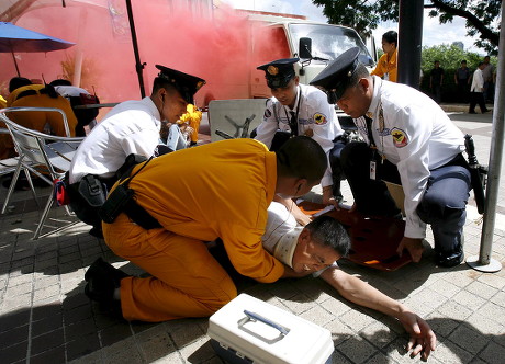Filipino Mall Security Guards Rescuers Carry Editorial Stock Photo ...