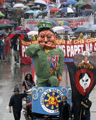 Effigy Philippine President Gloria Macapagalarroyo Reminiscent ...
