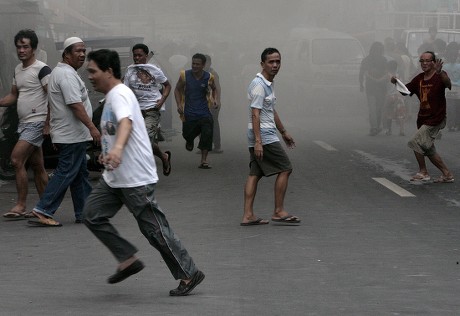 Filipino Residents Escape Thick Smoke During Editorial Stock Photo ...