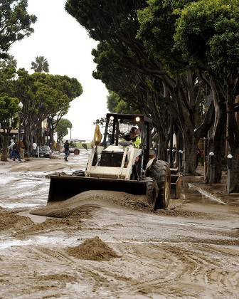 Cleanup Crews Using Loaders Shovel Mud Editorial Stock Photo - Stock ...