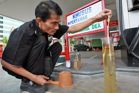 Indonesian Worker Checks Gasoline Quality Pertaminas Editorial Stock ...