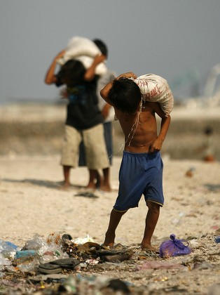 Filipino Children Work By Collecting Sand Editorial Stock Photo - Stock ...