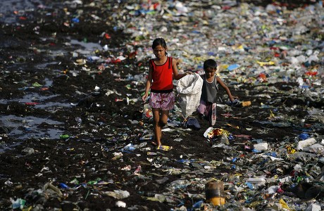 Filipino Children Collect Usefull Materials Shore Editorial Stock Photo ...