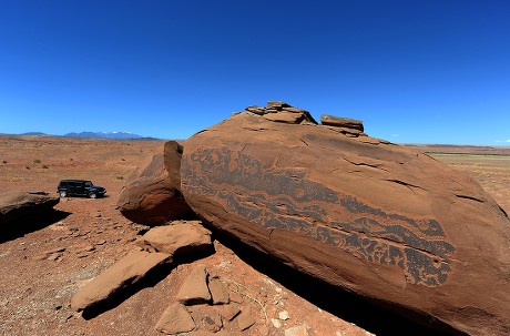 Huge Boulder Containing Ancient Petroglyphs Peubloan Editorial Stock ...