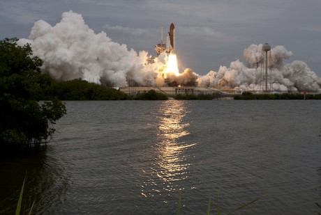 Space Shuttle Atlantis Reflected Lake Viewed Editorial Stock Photo ...