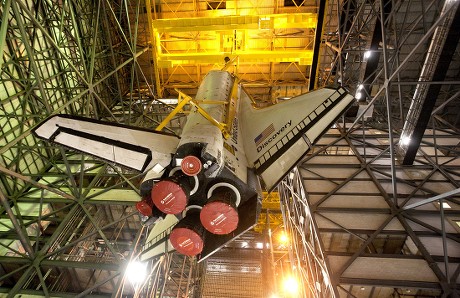 Space Shuttle Discovery Lifted Inside Vehicle Editorial Stock Photo ...