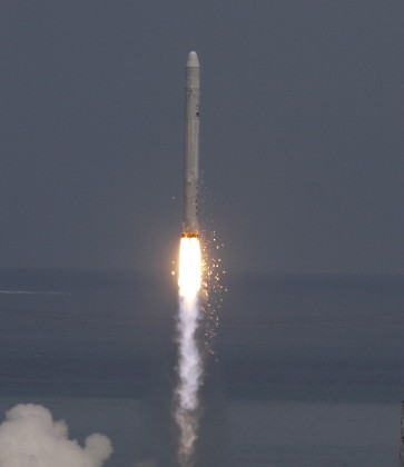 Usa Spacex Falcon 9 Launch - Jun 2010 Stock Pictures, Editorial Images ...