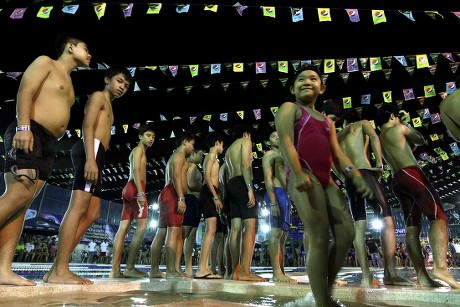Filipino Swimmers Queued They Join Guinness Editorial Stock Photo ...