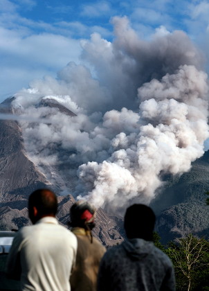 Indonesia Mount Merapi Eruption - Nov 2010 Stock Pictures, Editorial ...