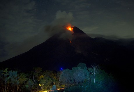 Indonesia Mount Merapi Eruption - Nov 2010 Stock Pictures, Editorial ...