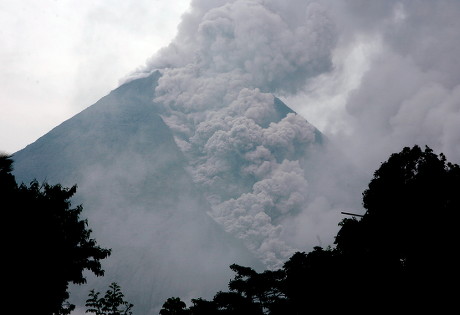 __COUNT__ Indonesia Mount Merapi Eruption - Oct 2010 Stock Pictures ...