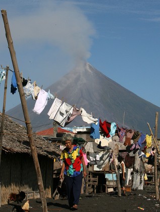 Filipino Villager Walks Restive Mayon Volcano Editorial Stock Photo ...