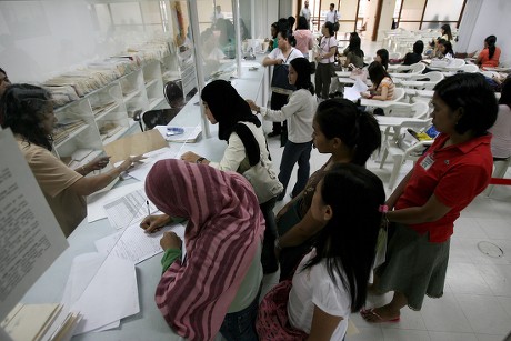 Filipino Job Applicants Qeue Saudi Recruitment Editorial Stock Photo ...