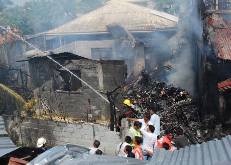 Filipino Firefighters Try Put Out Fire Editorial Stock Photo - Stock ...