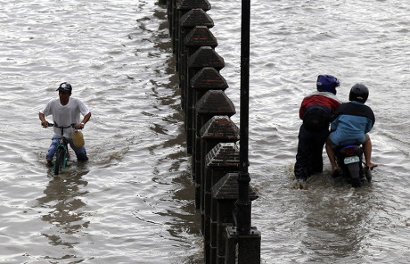 Filipinos Manuever Flooded Streets Paranaque Suburb Editorial Stock ...