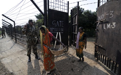 17 India bangladesh international border fencing Stock Pictures ...