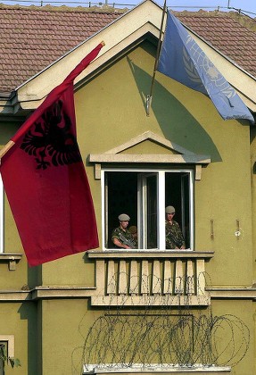 Podujevo Kosovo Yugoslavia British Soldiers Guard Editorial Stock Photo ...