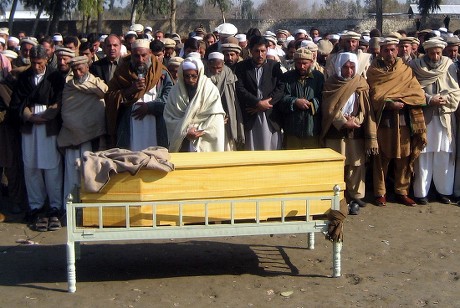 Relatives Colleagues Pray After Burial Pakistani Editorial Stock Photo ...