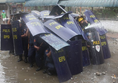 Philippines Demolition Operation - Jan 2012 Stock Pictures, Editorial ...