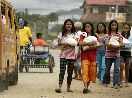Filipino Flood Victims Hold Food Reliefs Editorial Stock Photo - Stock ...