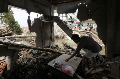 Filipino Flood Victim Prepares Meal Inside Editorial Stock Photo ...