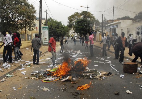 Senegalese Demostrators Set Burning Barricade During - Foto de stock de ...