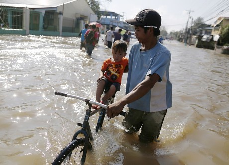 Filipino Flood Victims Wade Through Floodwater Editorial Stock Photo ...