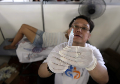 Filipino Volunteer Doctor Prepares Inject Implant Editorial Stock Photo ...