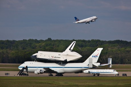 2,000 Nasa space shuttle discovery Stock Pictures, Editorial Images and ...