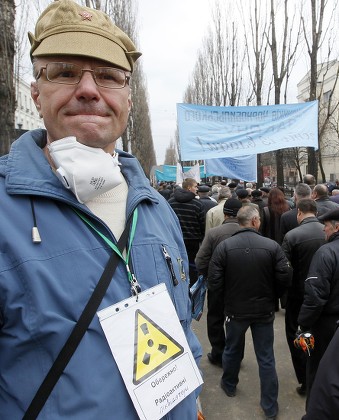 Liquidator 1986 Chernobyl Catastrophe Carrying Atomic Editorial Stock ...