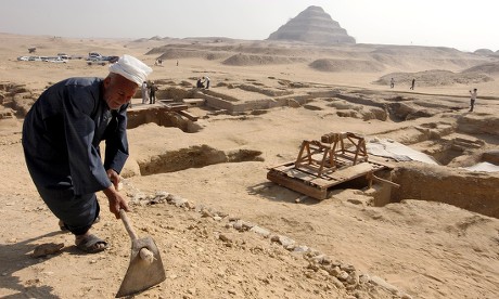 Egyptian Laborer Work Near Excavation Site Editorial Stock Photo ...
