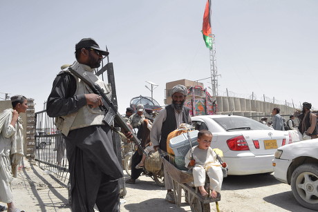 Afghan Families Cross Into Pakistan Through Editorial Stock Photo ...