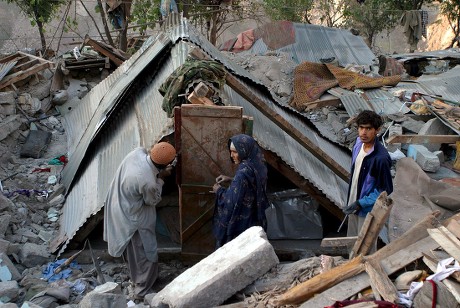 Earthquake Survivors Rebuild Their Collapsed House Editorial Stock ...