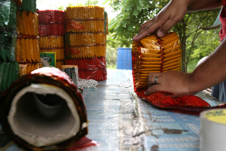 Filipina Making Firecrackers Bulacan North Manila Editorial Stock Photo ...