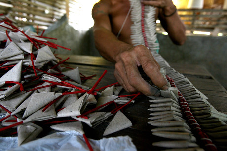 Filipino Making Firecrackers Bulacan North Manila - Foto de stock de ...