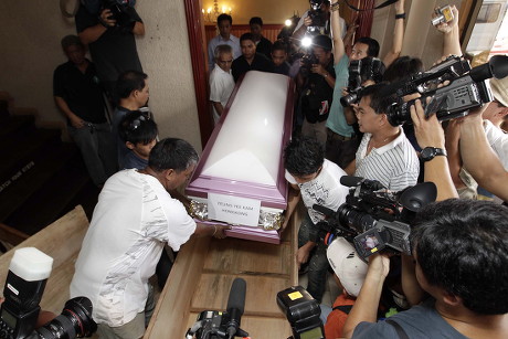 Filipinos Carry Casket Tourist Killed During Editorial Stock Photo ...