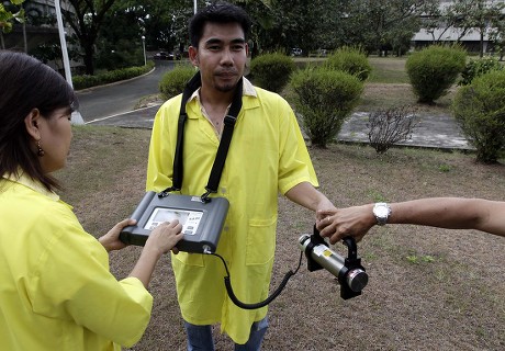 Filipino Science Research Specialists Use Surveillance Editorial Stock ...