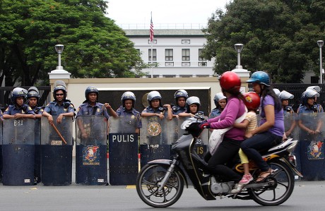 Filipino Motorists Pass Antiriot Policemen Securing Editorial Stock ...