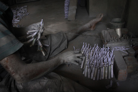 Worker Ties Firecrackers Together Factory Kimbulapitiya Editorial Stock ...