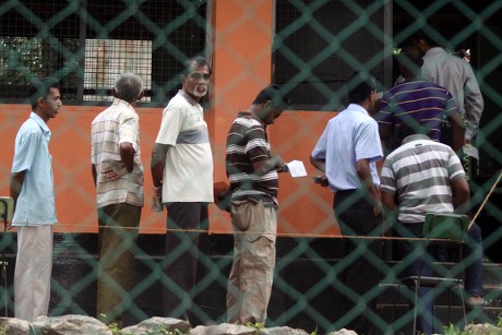 Sri Lankan Voters Line Polling Booth Editorial Stock Photo - Stock ...