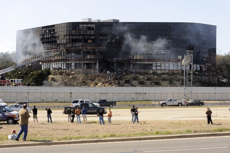 Bystanders Watch Firefighters Control Fire Echelon Editorial Stock ...