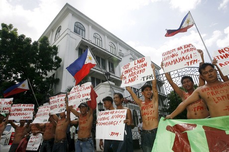 Filipino Farm Workers Display Their Placards Editorial Stock Photo ...