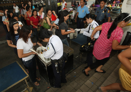 Filipinos Undergo Security Inspection Train Station - Foto de stock de ...